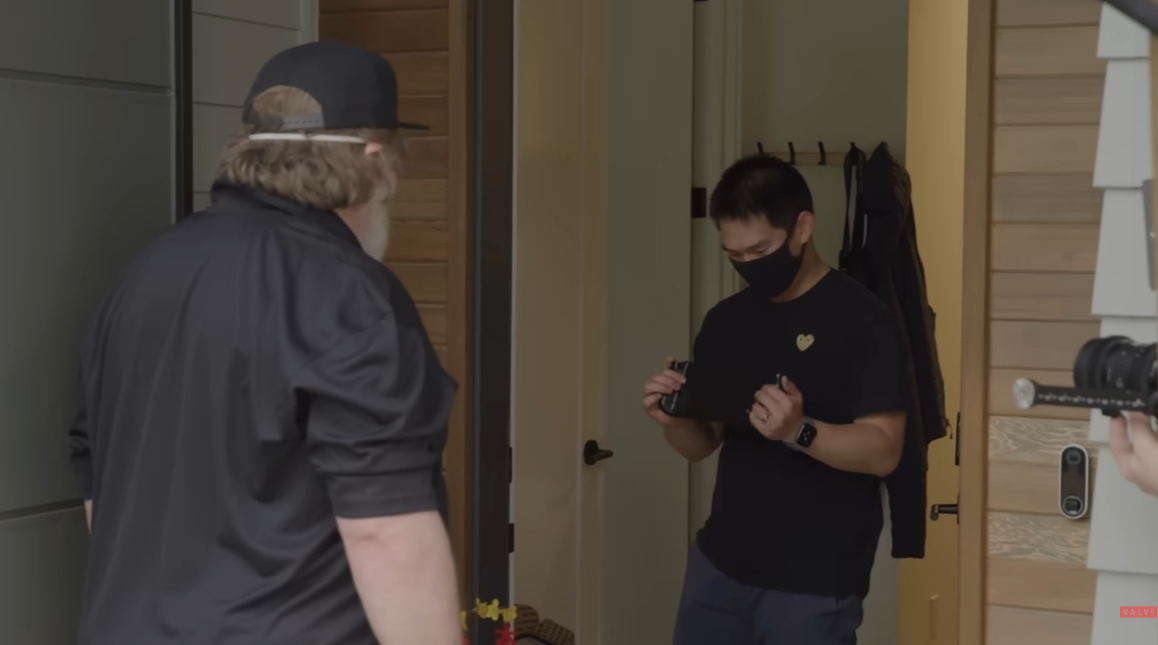 Gabe Newell entrega Steam Deck em mãos e surpreende fãs